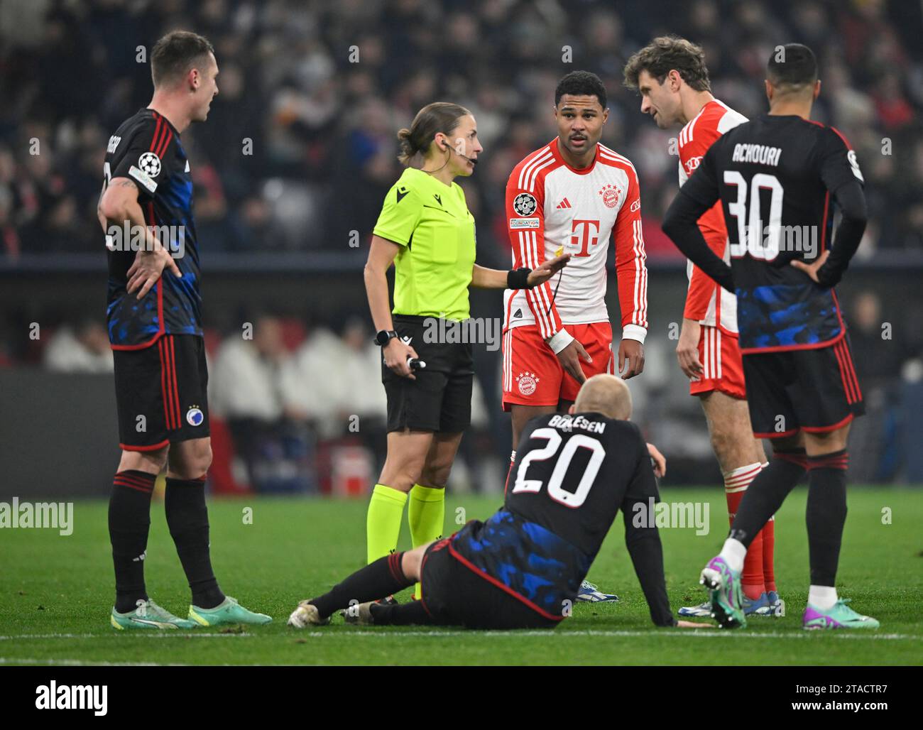 Muenchen, Deutschland. 29th Nov, 2023. Schiedsrichterin Referee Stephanie Frappart im Gespraech ...