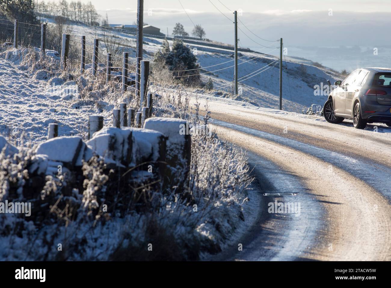West Yorkshire, UK. 30th Nov, 2023. UK Weather. Snow turns the Pennine ...