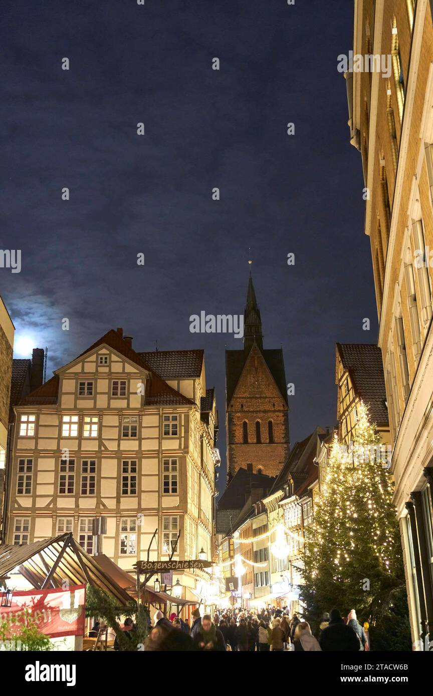 Weihnachtsmarkt in der Altstadt mit Blick zur Marktkirche. Hannover, 29 ...