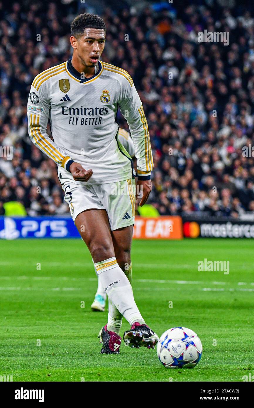 MADRID, SPAIN - NOVEMBER 29: Jude Bellingham of Real Madrid CF pass the ...