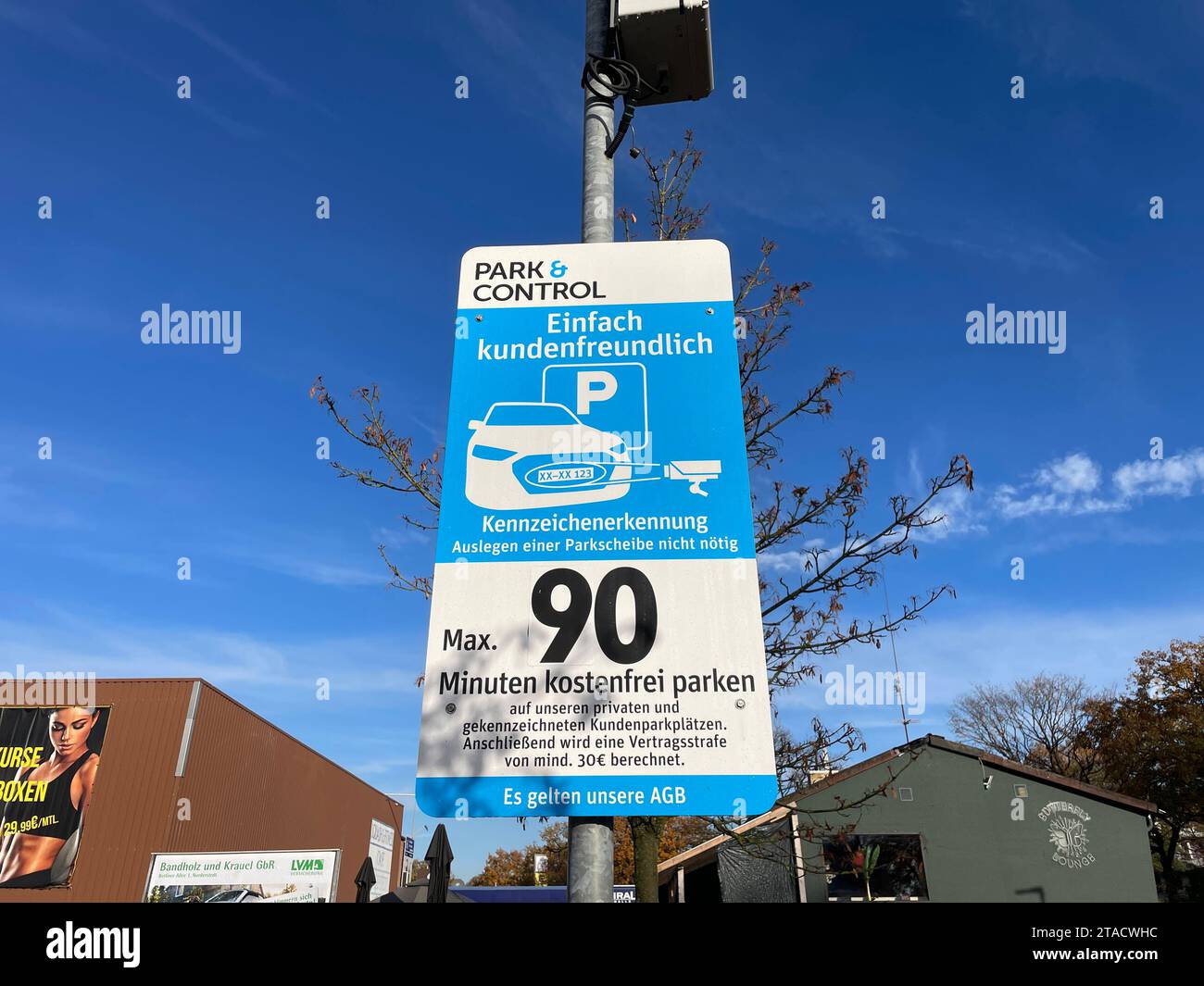 Park&Control System auf einem Supermarktparkplatz von Lidl 30.11.2023 ...