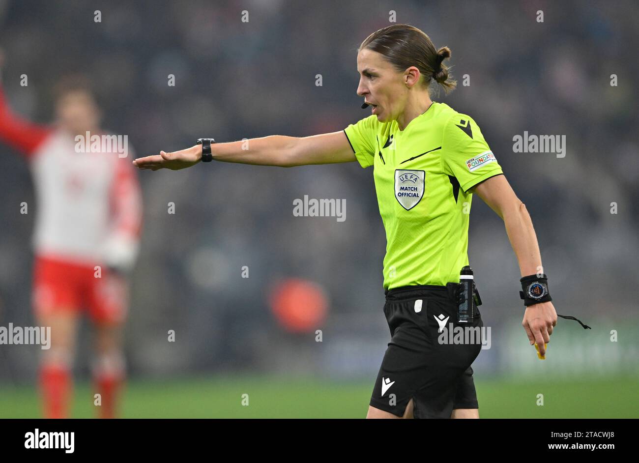 Schiedsrichterin stephanie frappart hi-res stock photography and images - Alamy