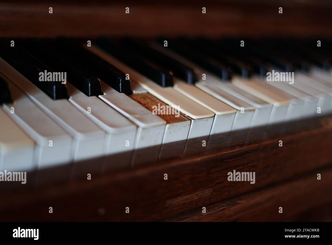Broken piano keys hi-res stock photography and images - Alamy