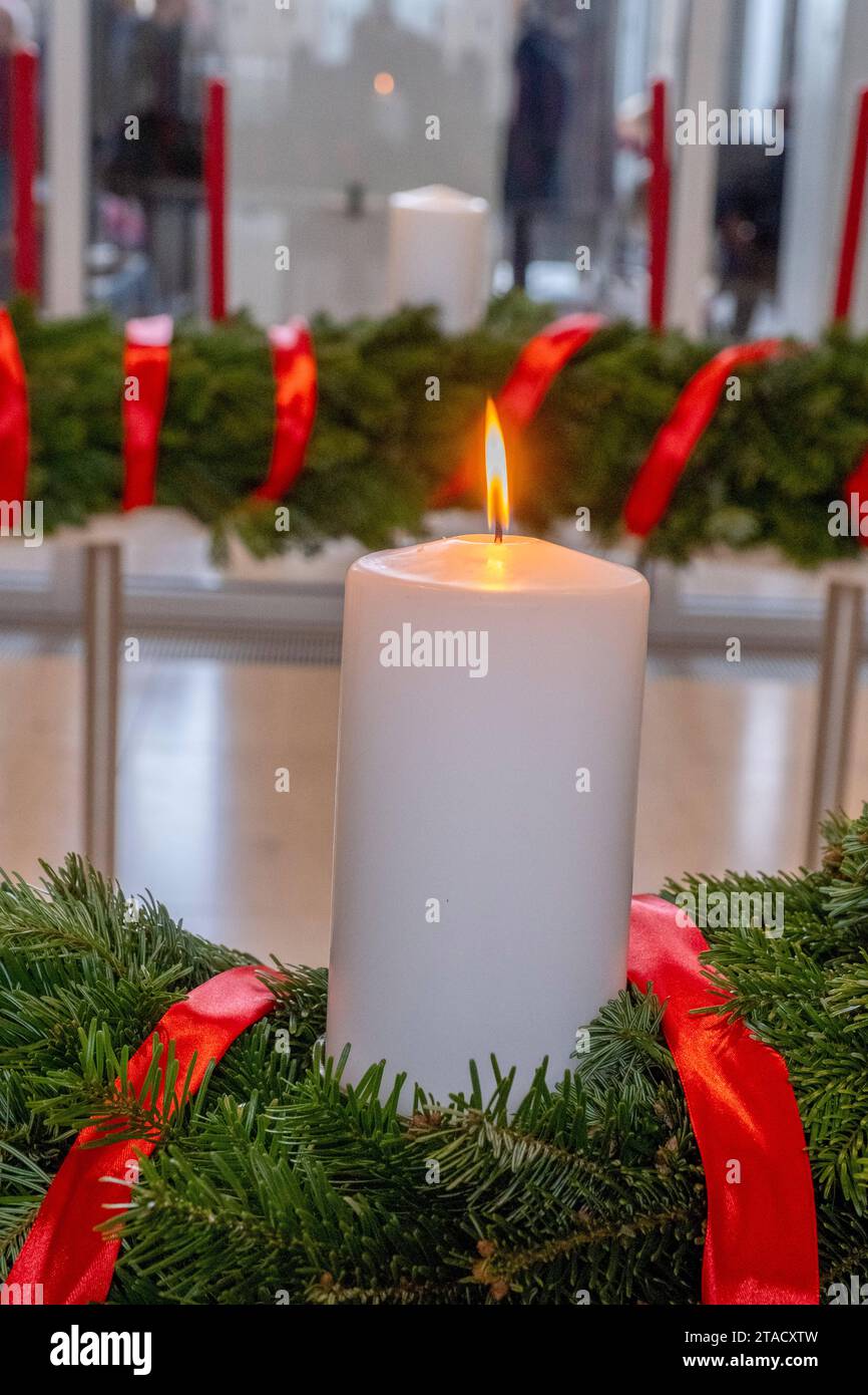 Eine Kerze brennt am traditionellen Wichern-Adventskranz am 30 ...