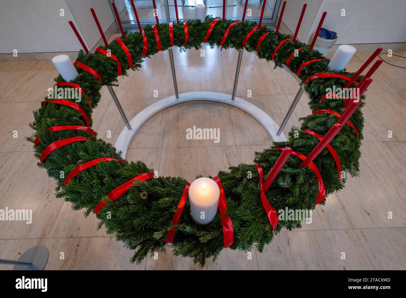 Eine Kerze brennt am traditionellen Wichern-Adventskranz am 30 ...
