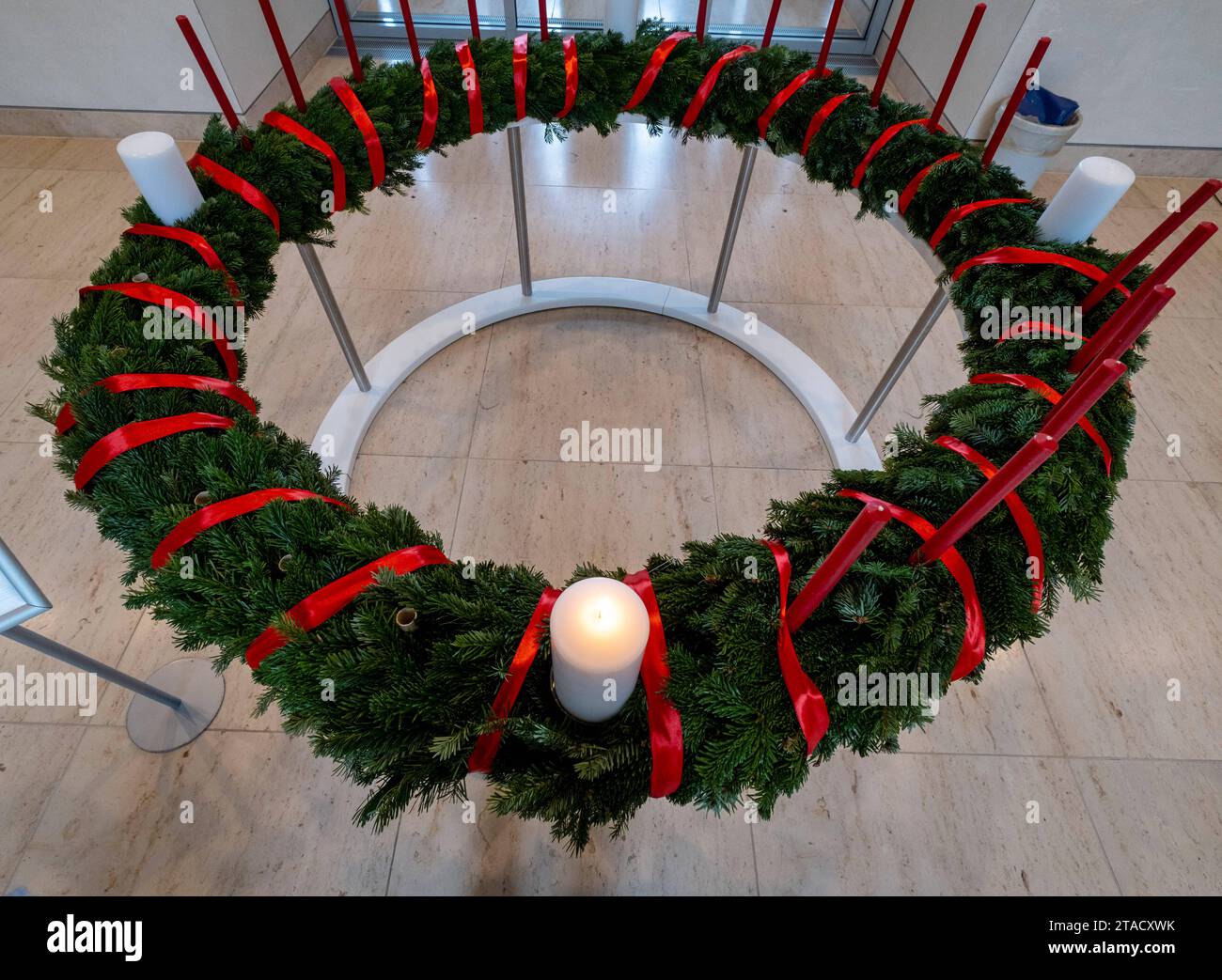 Eine Kerze brennt am traditionellen Wichern-Adventskranz am 30 ...