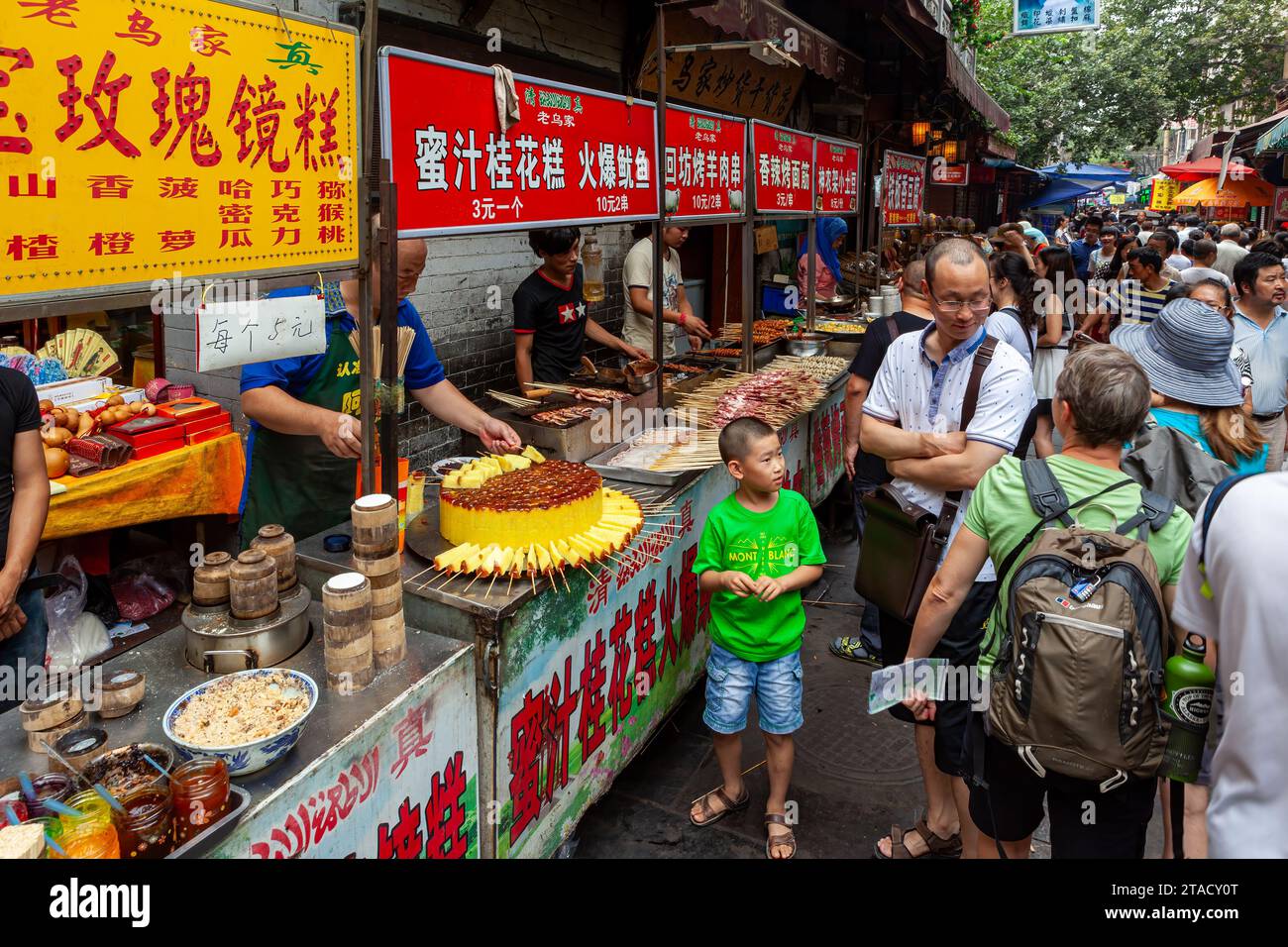 China crowd market hi-res stock photography and images - Alamy