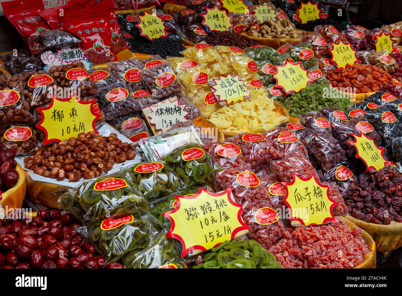 Store with fruits hi-res stock photography and images - Alamy