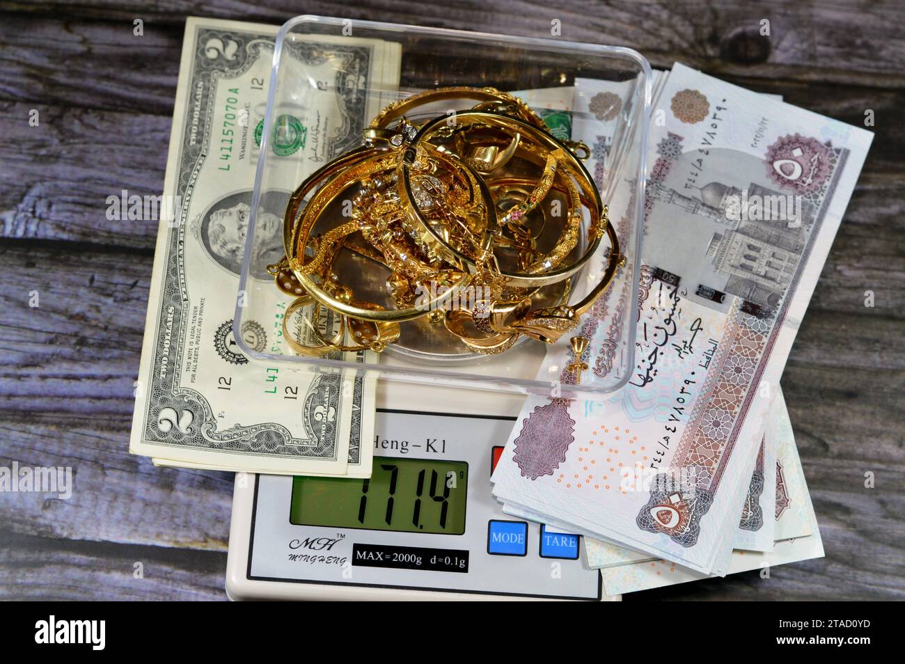 Gold jewelry on digital scale hi-res stock photography and images - Alamy