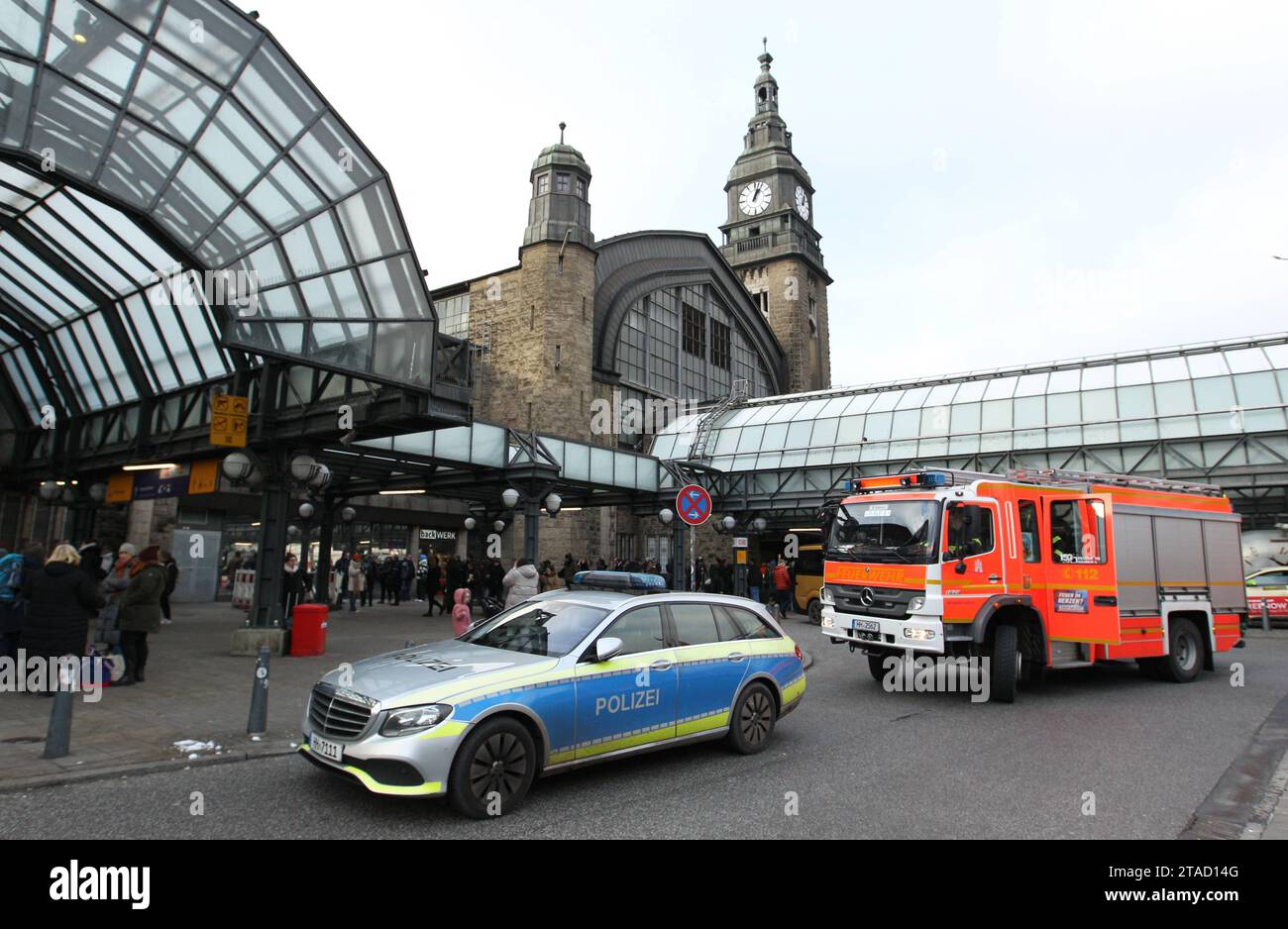 Einsatzfahrzeuge der Hamburger Feuerwehr und Polizei stehen vor dem ...