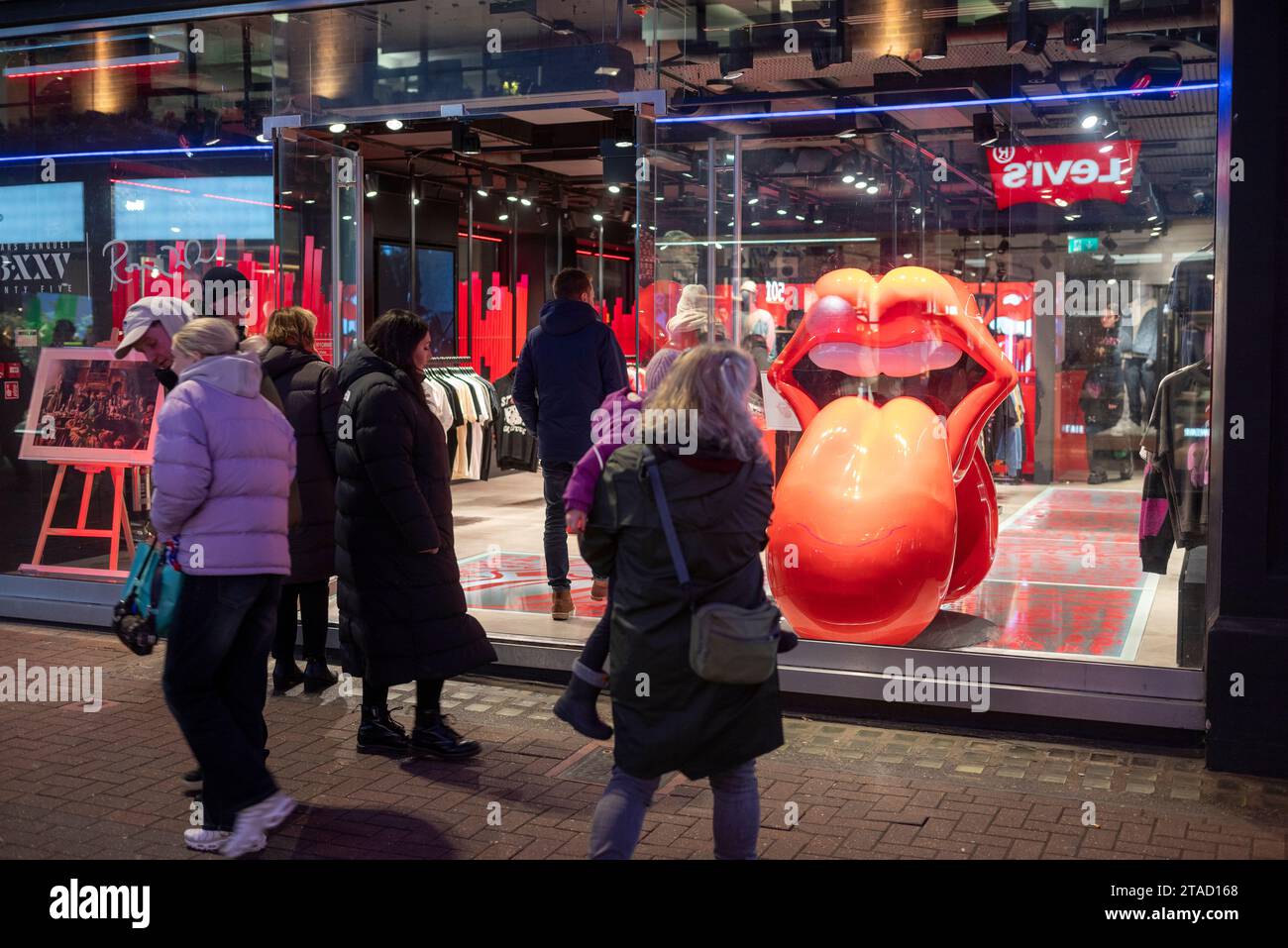Rolling stones logo hi-res stock photography and images - Alamy