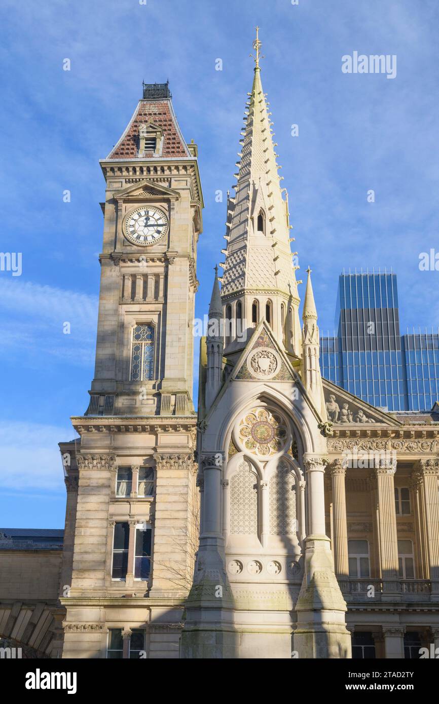 The Chamberlain Memorial with the Birmingham Museum and Gallery in the ...