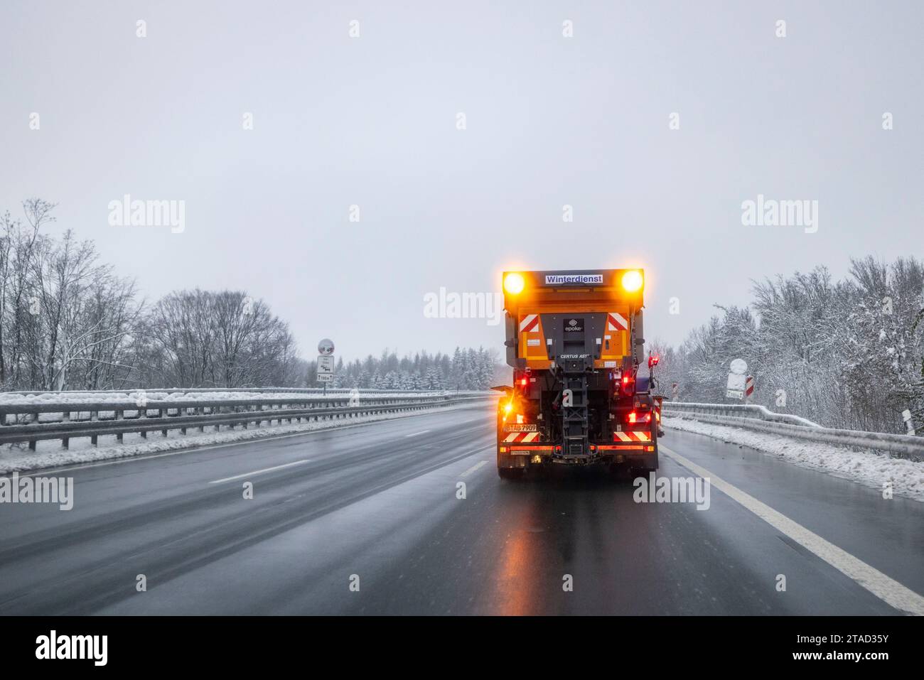 30 November 2023, North Rhine-Westphalia, Lüdenscheid: An Autobahn GmbH ...