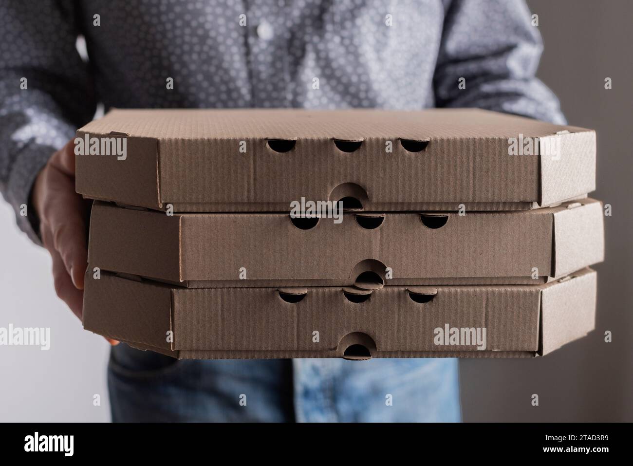 Male hand white cardboard hi-res stock photography and images - Alamy