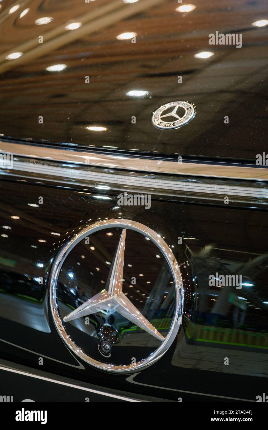 Mercedes-Benz car logo emblem close up Stock Photo - Alamy