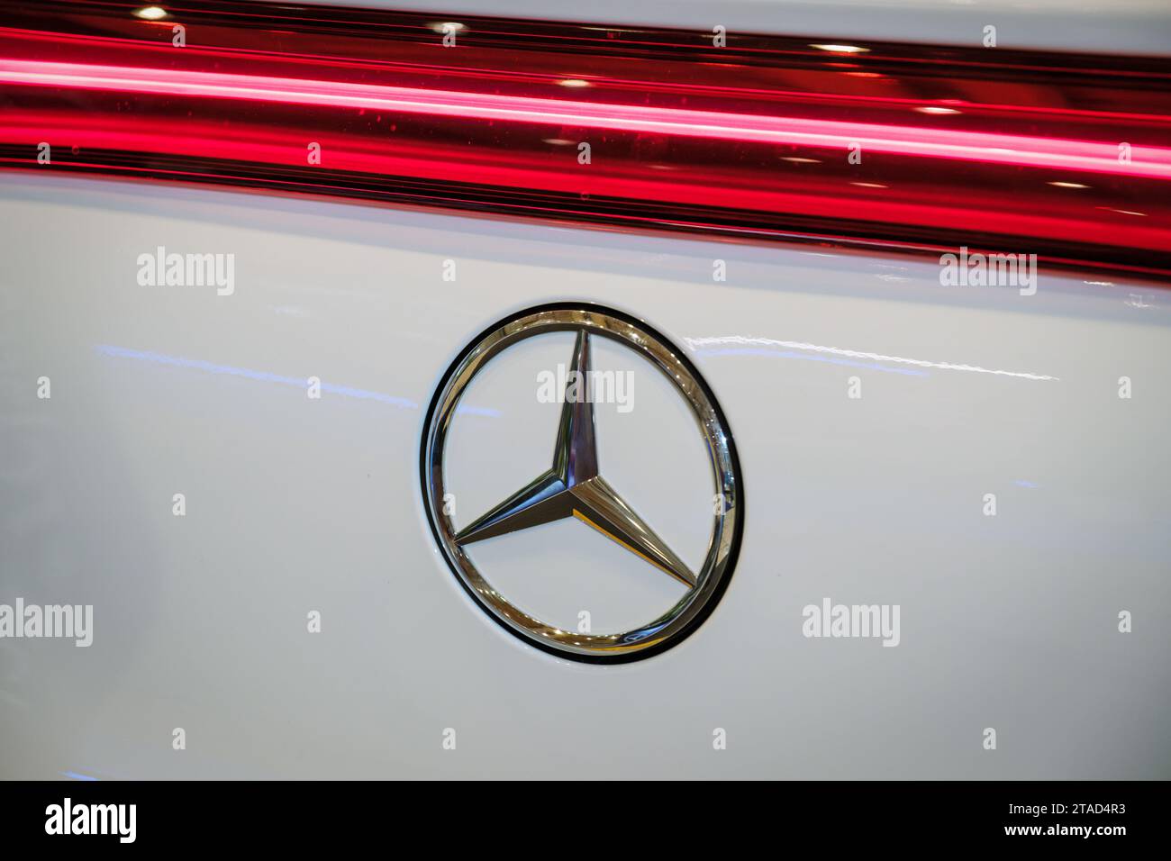 Mercedes-Benz car logo emblem close up Stock Photo - Alamy