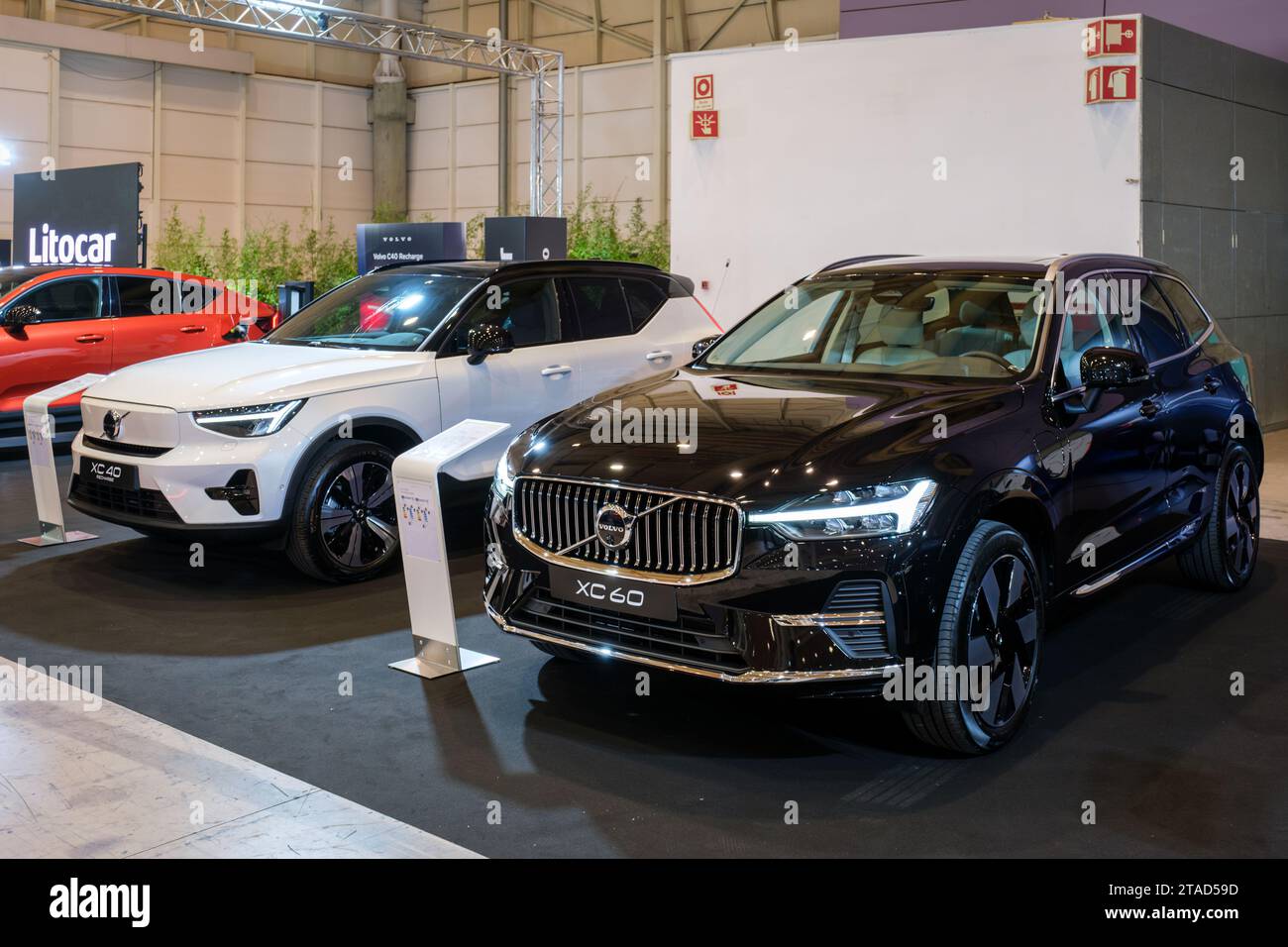 Volvo XC60 hybrid and Volvo XC40 electric cars at ECAR SHOW - Hybrid ...