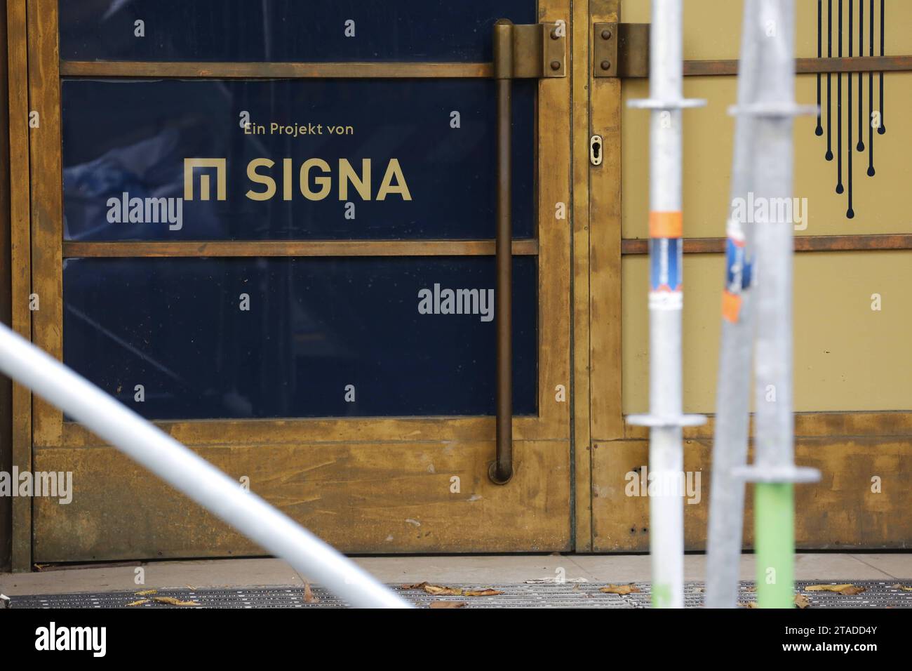Signa Holding Logo an einer Baustelle in Berlin am 30.11.2023 *** Signa ...