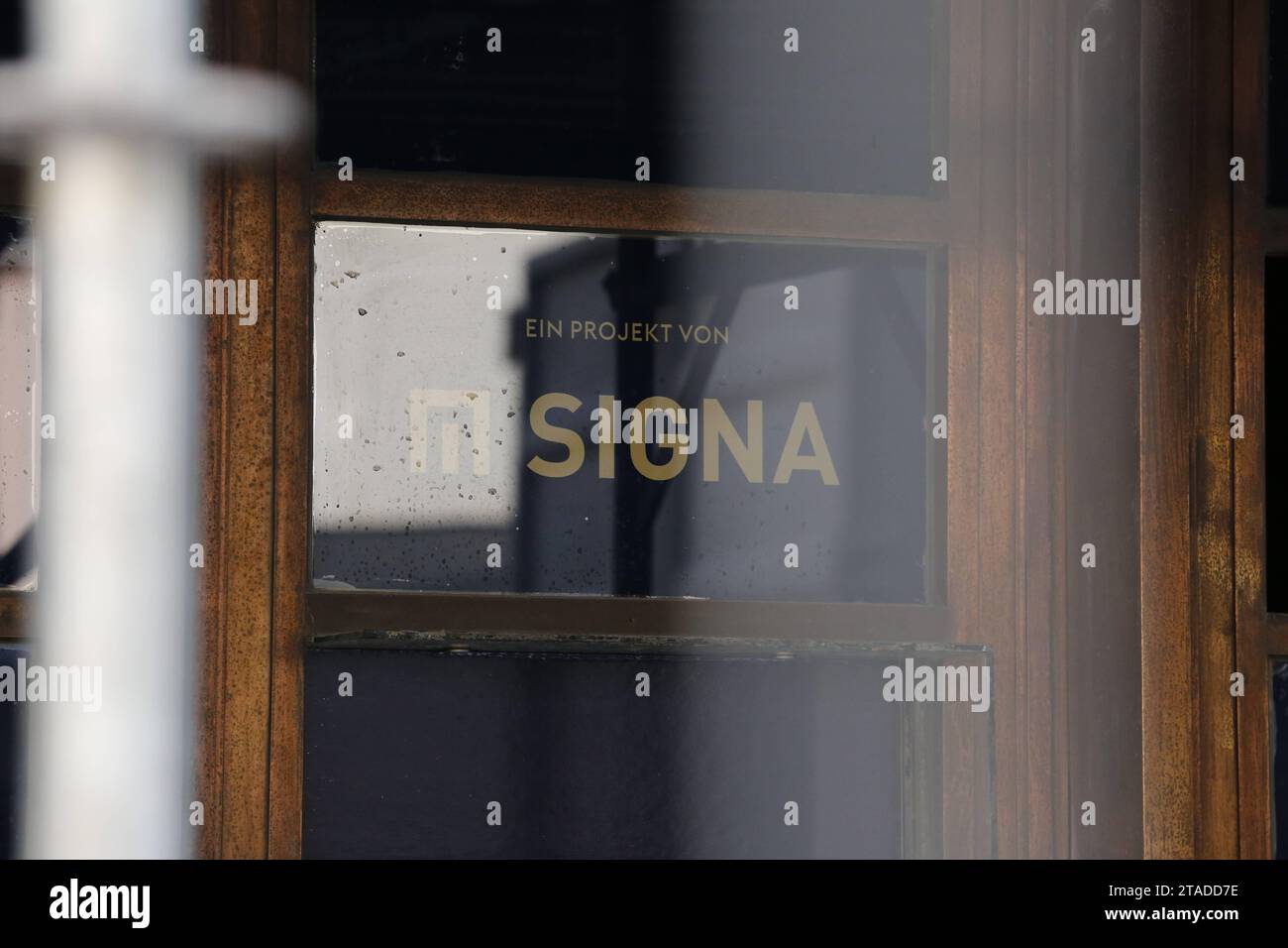 Signa Holding Logo an einer Baustelle in Berlin am 30.11.2023 *** Signa ...
