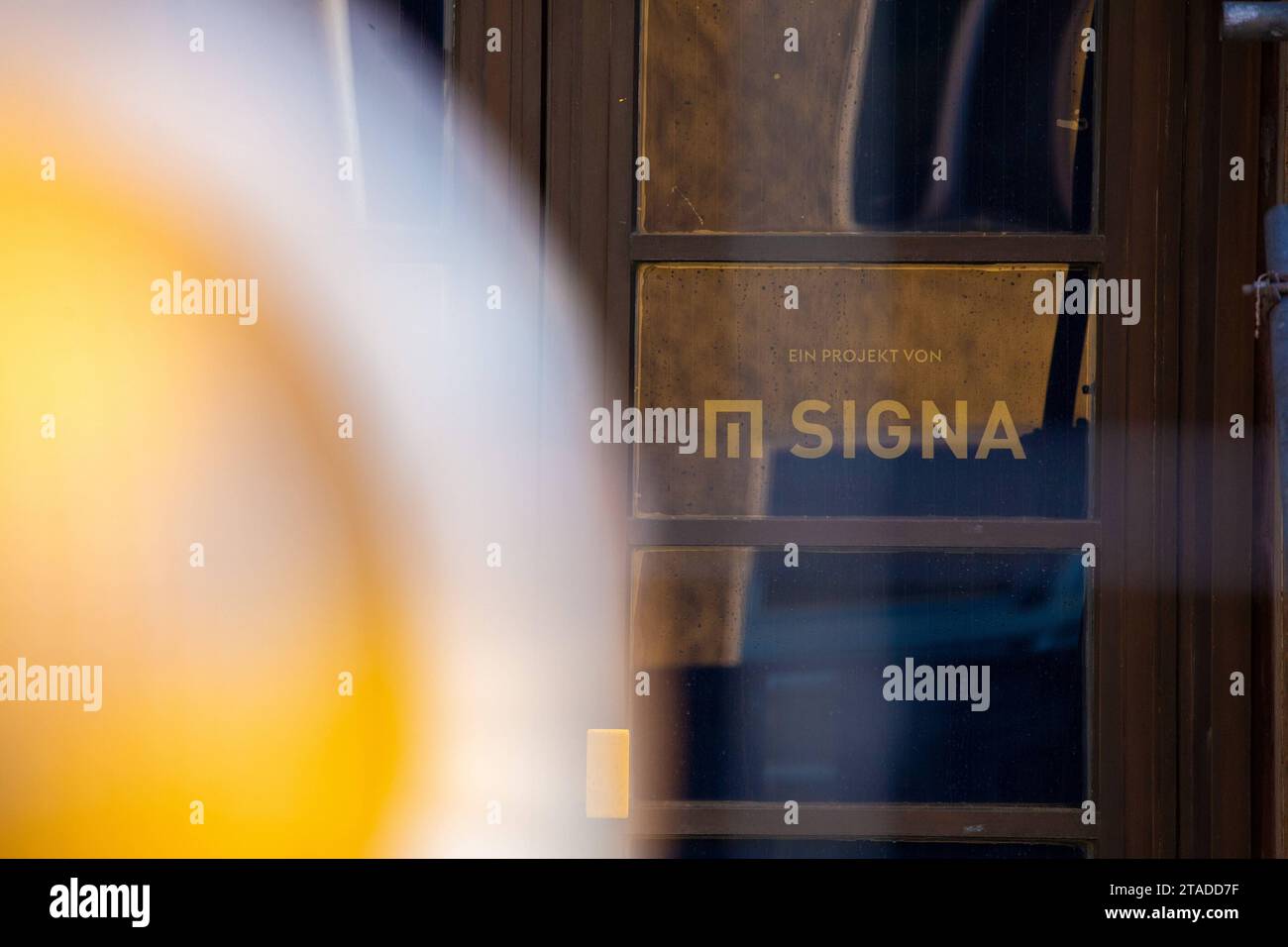 Signa Holding Logo an einer Baustelle in Berlin am 30.11.2023 *** Signa ...