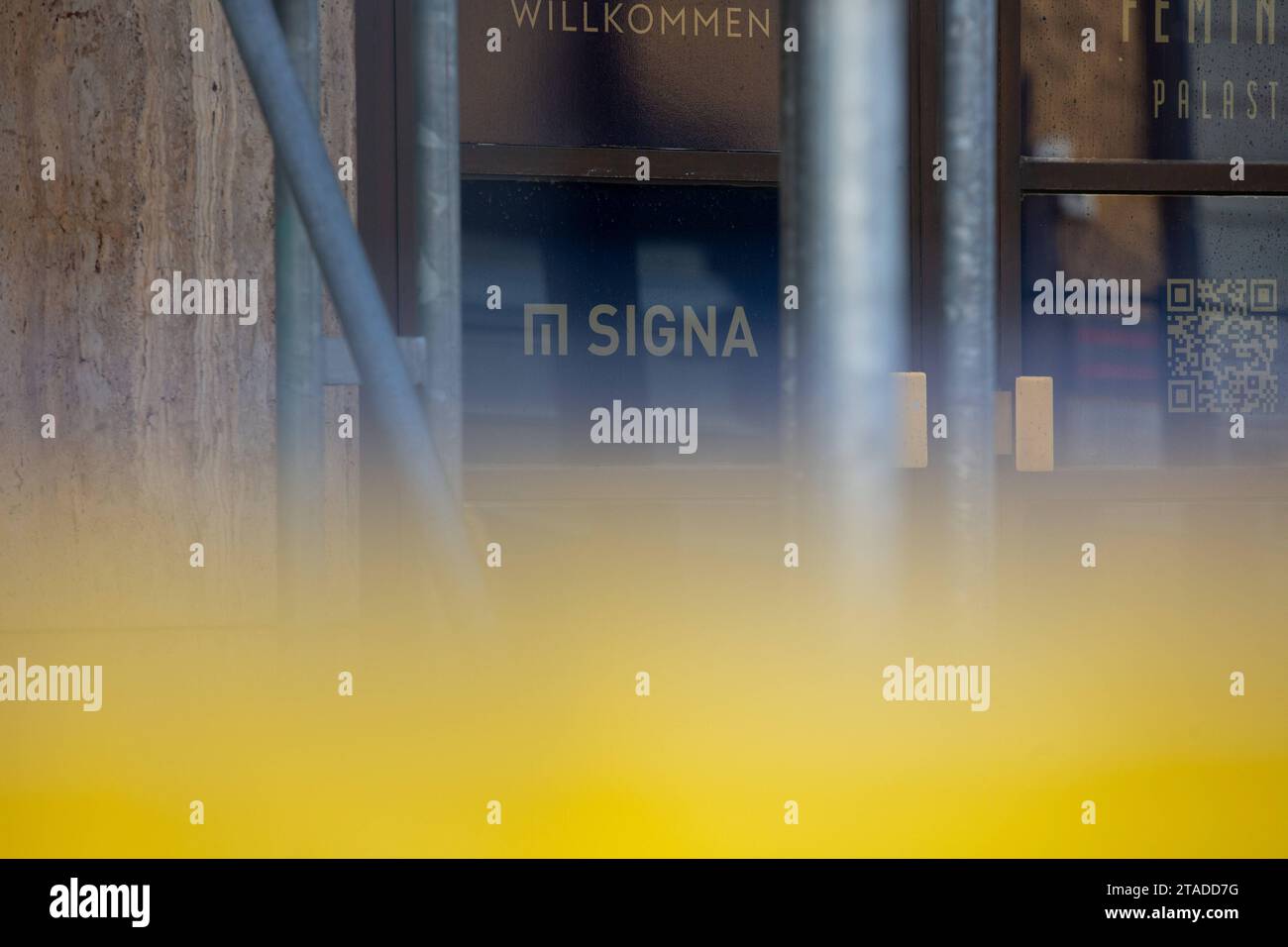 Signa Holding Logo an einer Baustelle in Berlin am 30.11.2023 *** Signa ...