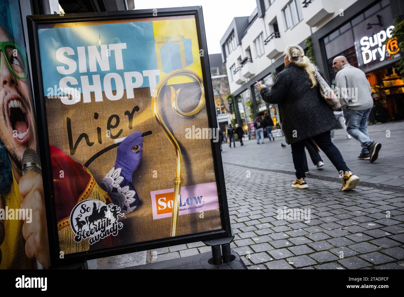 BREDA - Shoppers in the city center of Breda, where, among other things ...