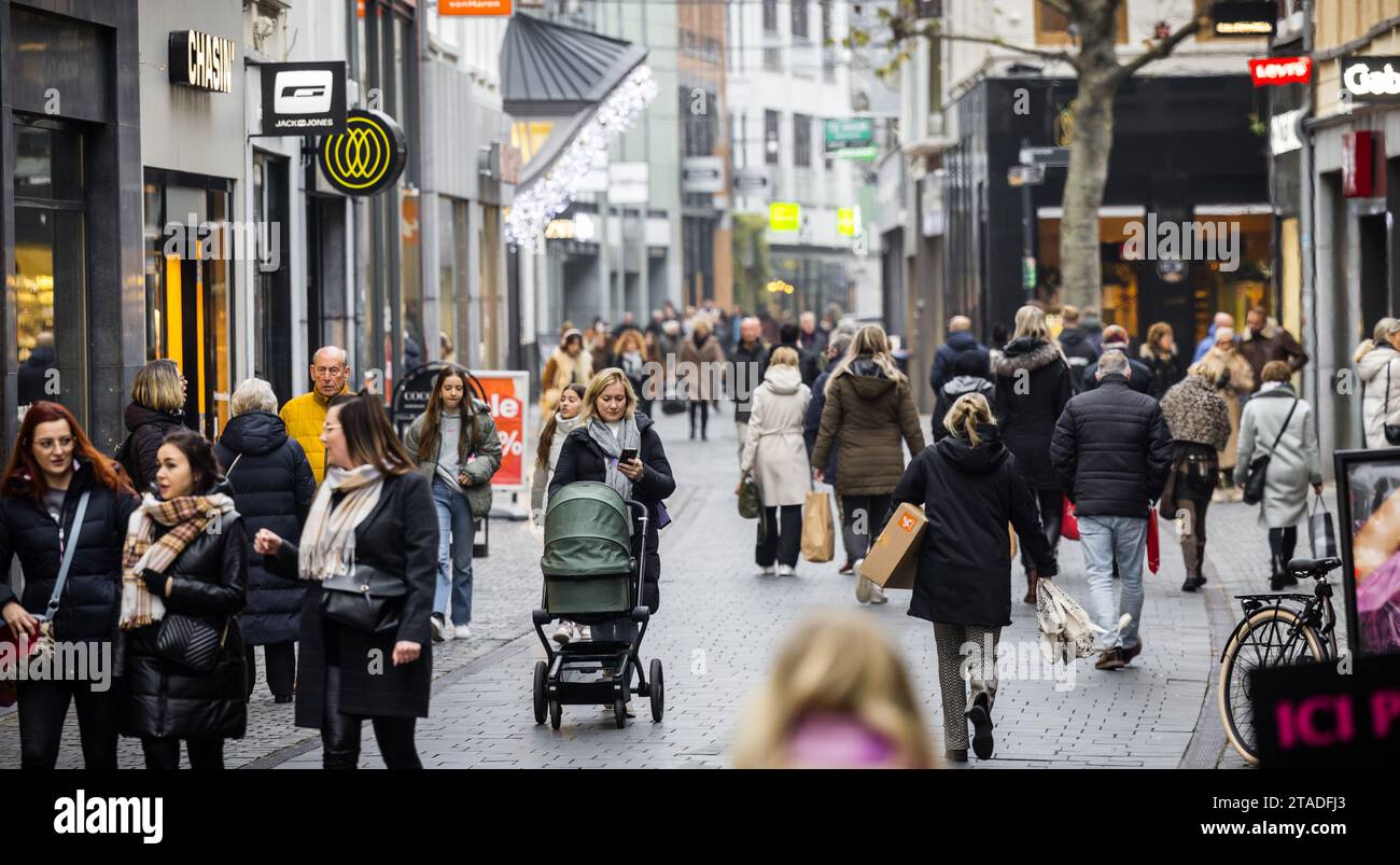BREDA - Shoppers in the city center of Breda, where, among other things ...