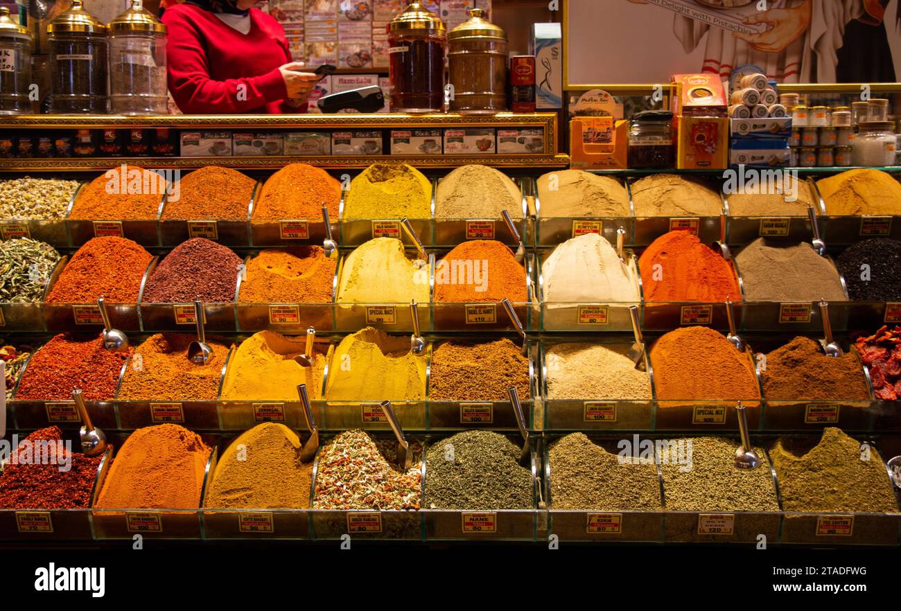 Oriental colorful spices in a traditional Turkish Spice Bazaar Stock ...