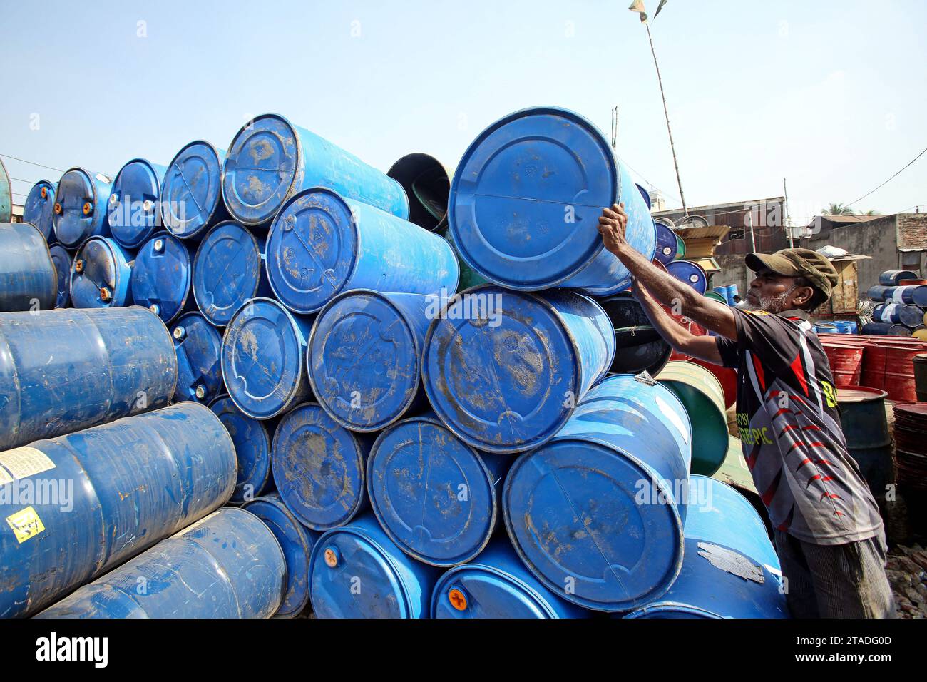 Ölfasslager in Dhaka, Bangladesch A top view of stack empty oil drums ...