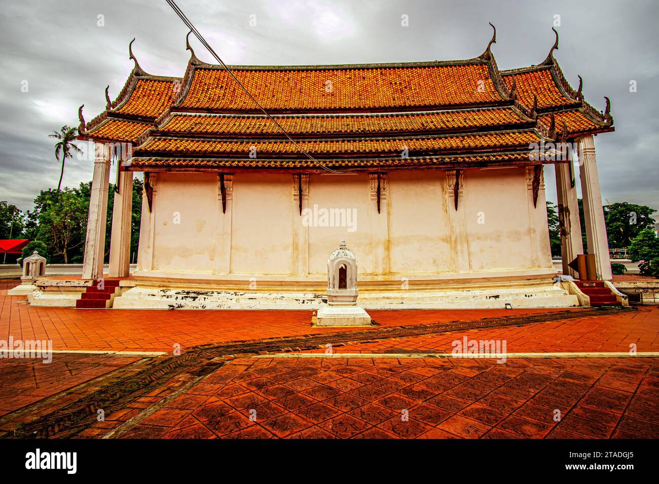 Wat Prasat Nonthaburi - 400 Year Old Ayutthaya Style Temple Stock Photo ...