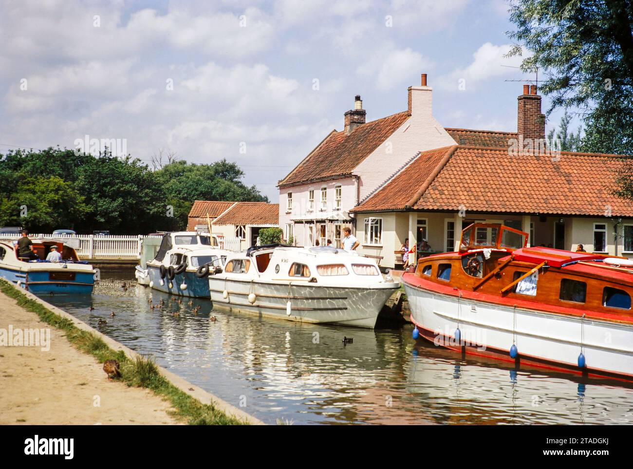 Boats outside The Pleasure Boat inn pub at Hickling, Norfolk Broads ...