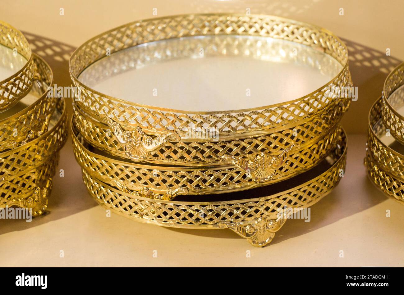 Taditional Turkish metal plates in the bazaar Stock Photo - Alamy
