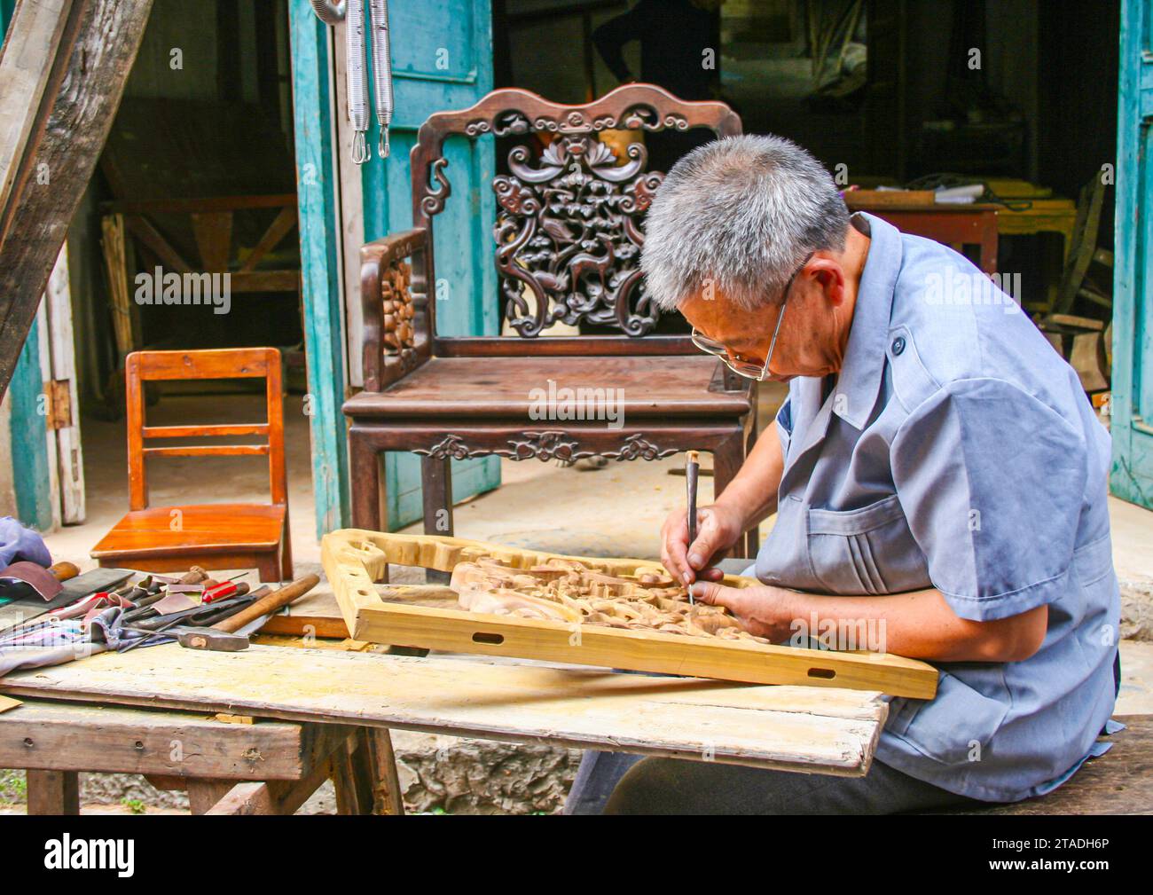 A Carpenter sets up his workshop in the street in the ancient Chinese ...