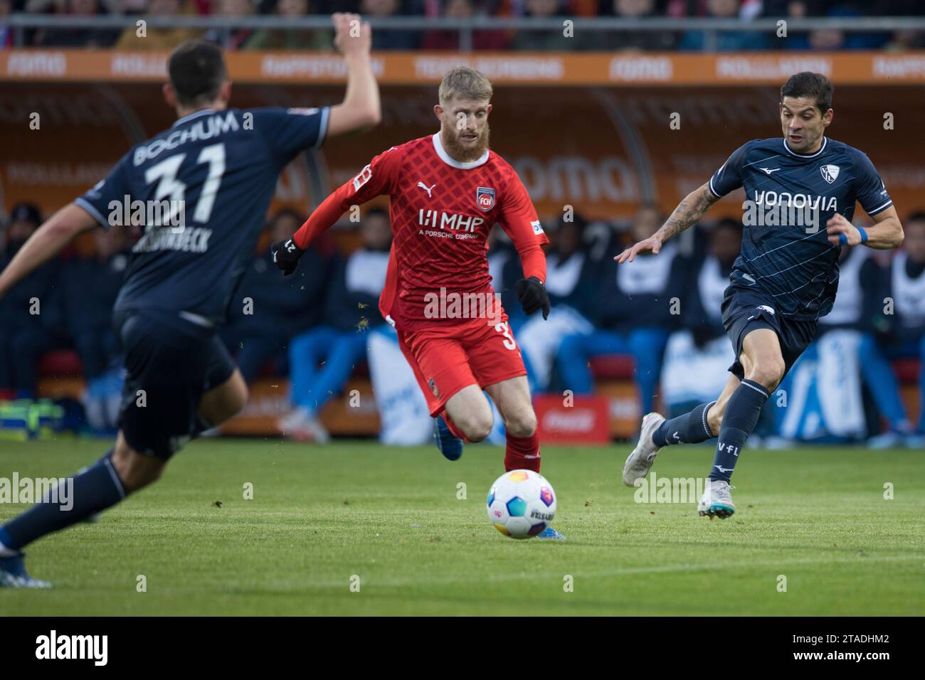 Jan-Niklas BESTE 1. FC Heidenheim in the centre between Keven ...