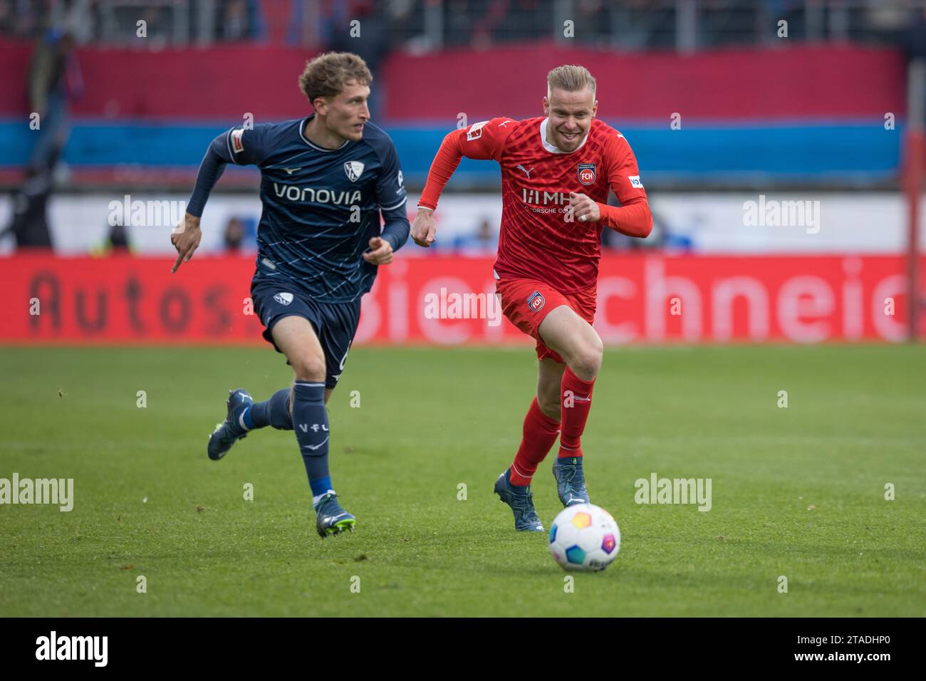 Patrick OSTERHAGE VFL Bochum in a duel with Lennard MALONEY 1. FC Heidenheim re Stock Photo - Alamy