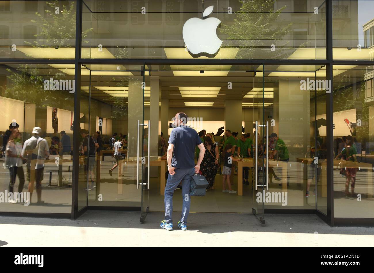 Zurich, Switzerland - June 03, 2017: Apple store on the Bahnhofstrasse ...
