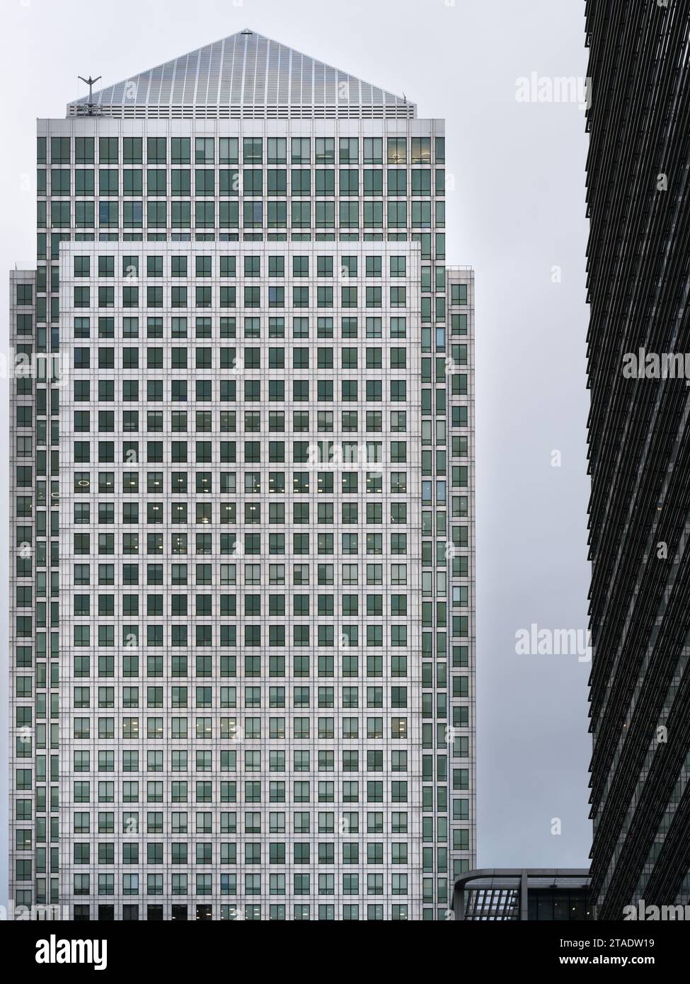 One Canada Square, a commercial skyscraper at Canary Wharf, London ...