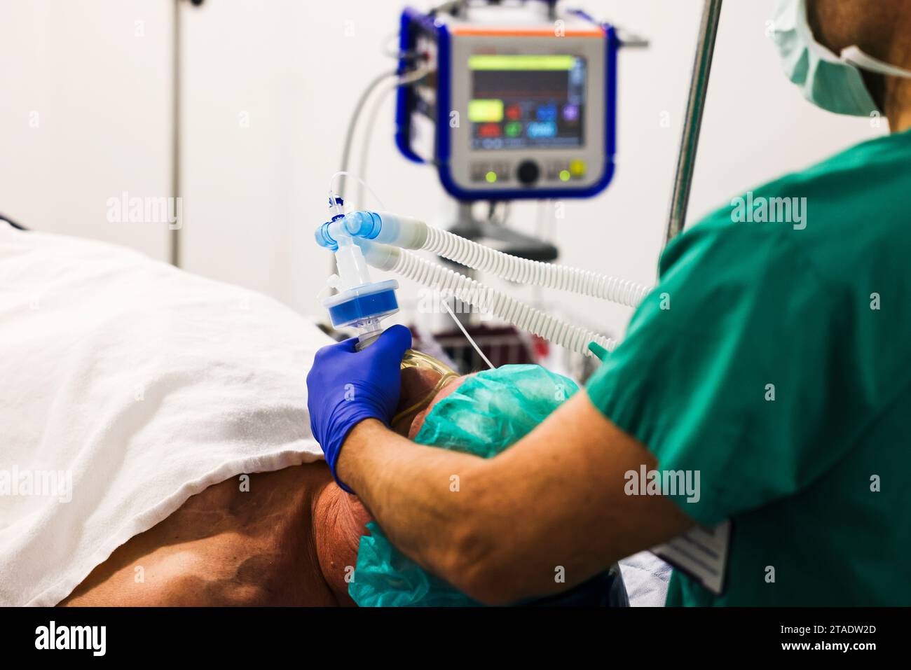 Rendsburg, Germany. 29th Nov, 2023. An anesthetist places a mask on a ...