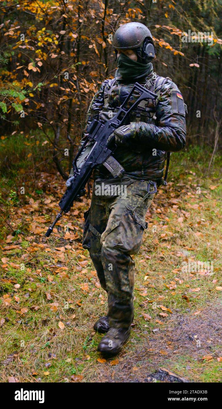 Breitenhees, Germany. 20th Nov, 2023. A Bundeswehr soldier holds a G36 ...