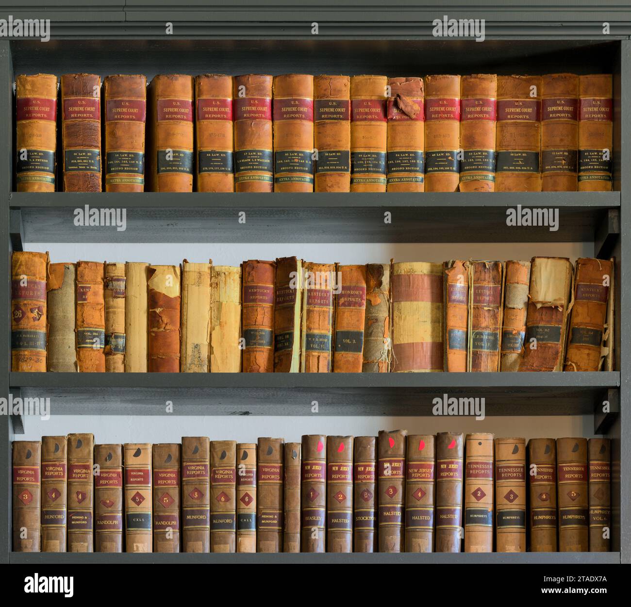 Old bookshelf hi-res stock photography and images - Alamy