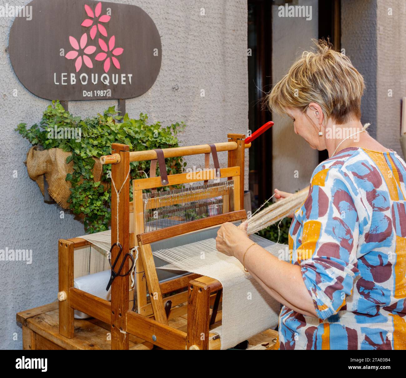 Woman using old weaving loom hi-res stock photography and images - Alamy