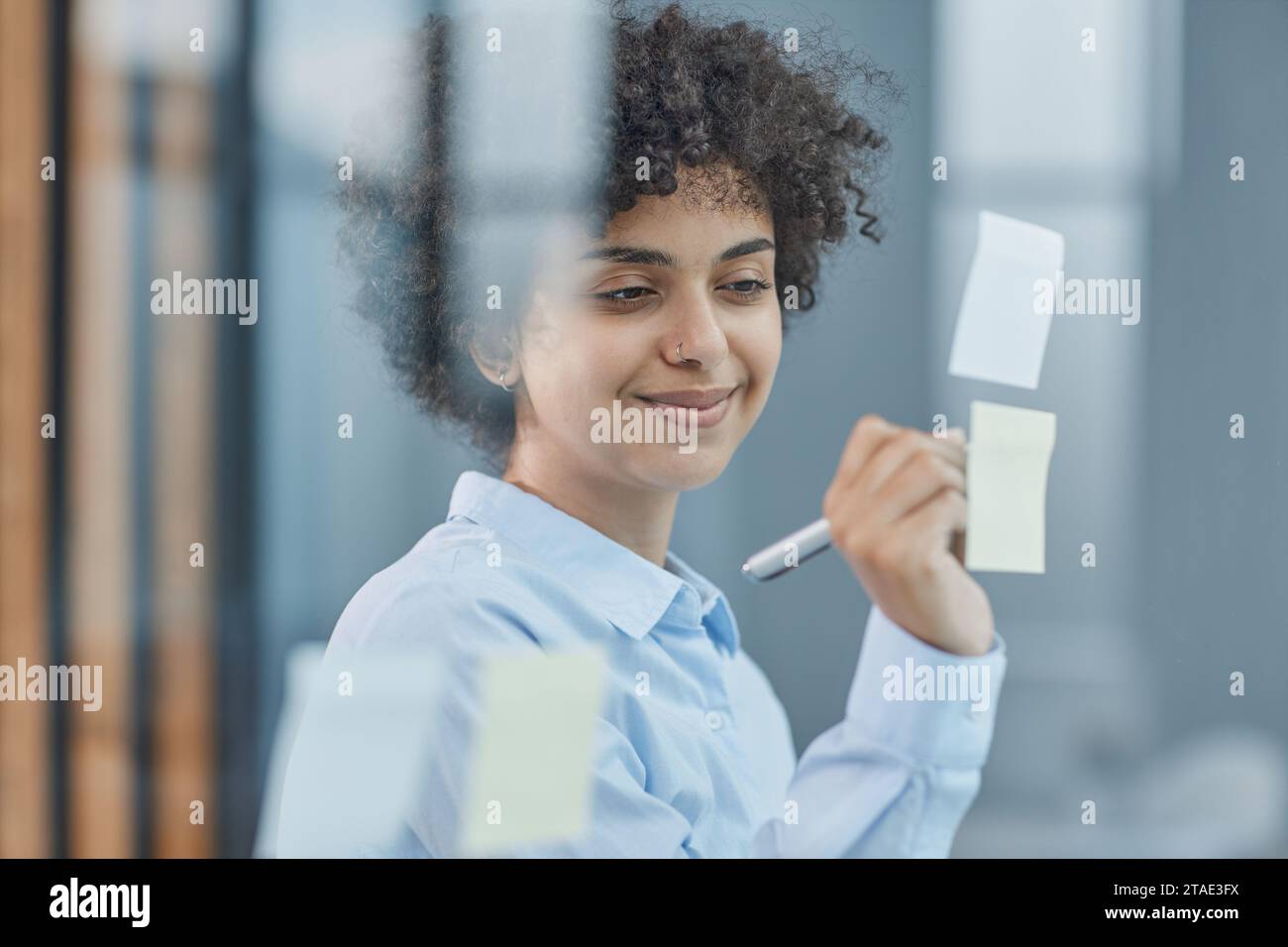 Management meeting behind glass hi-res stock photography and images - Alamy