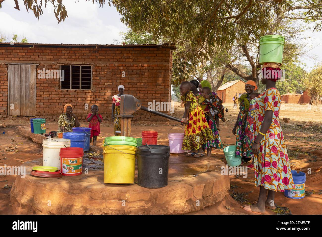 Women fetching water from well hi-res stock photography and images - Alamy