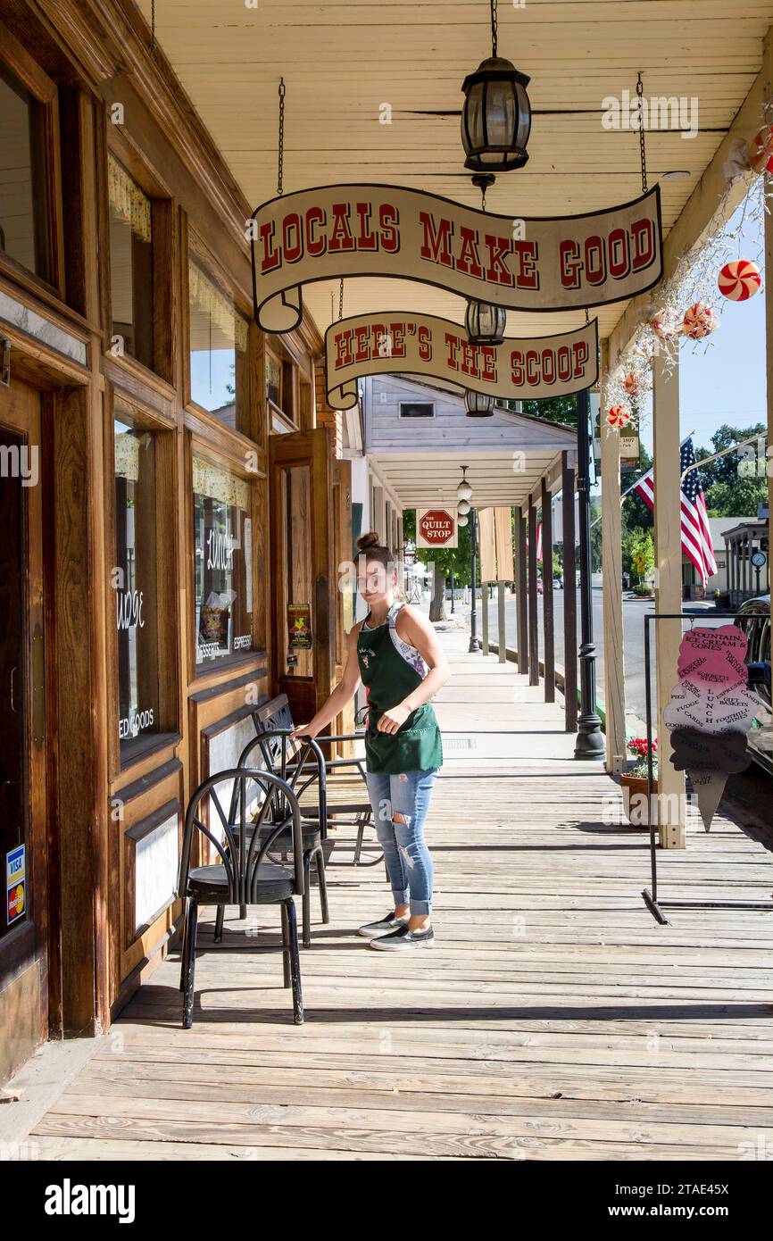 Saloon waitress hi-res stock photography and images - Alamy