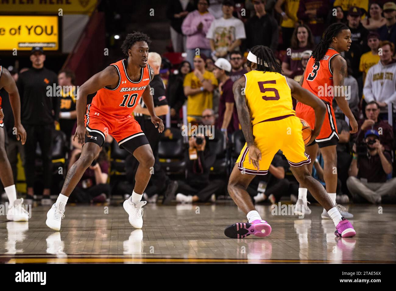 Sam Houston State Bearkats guard Damon Nicholas Jr. (10) defends ...