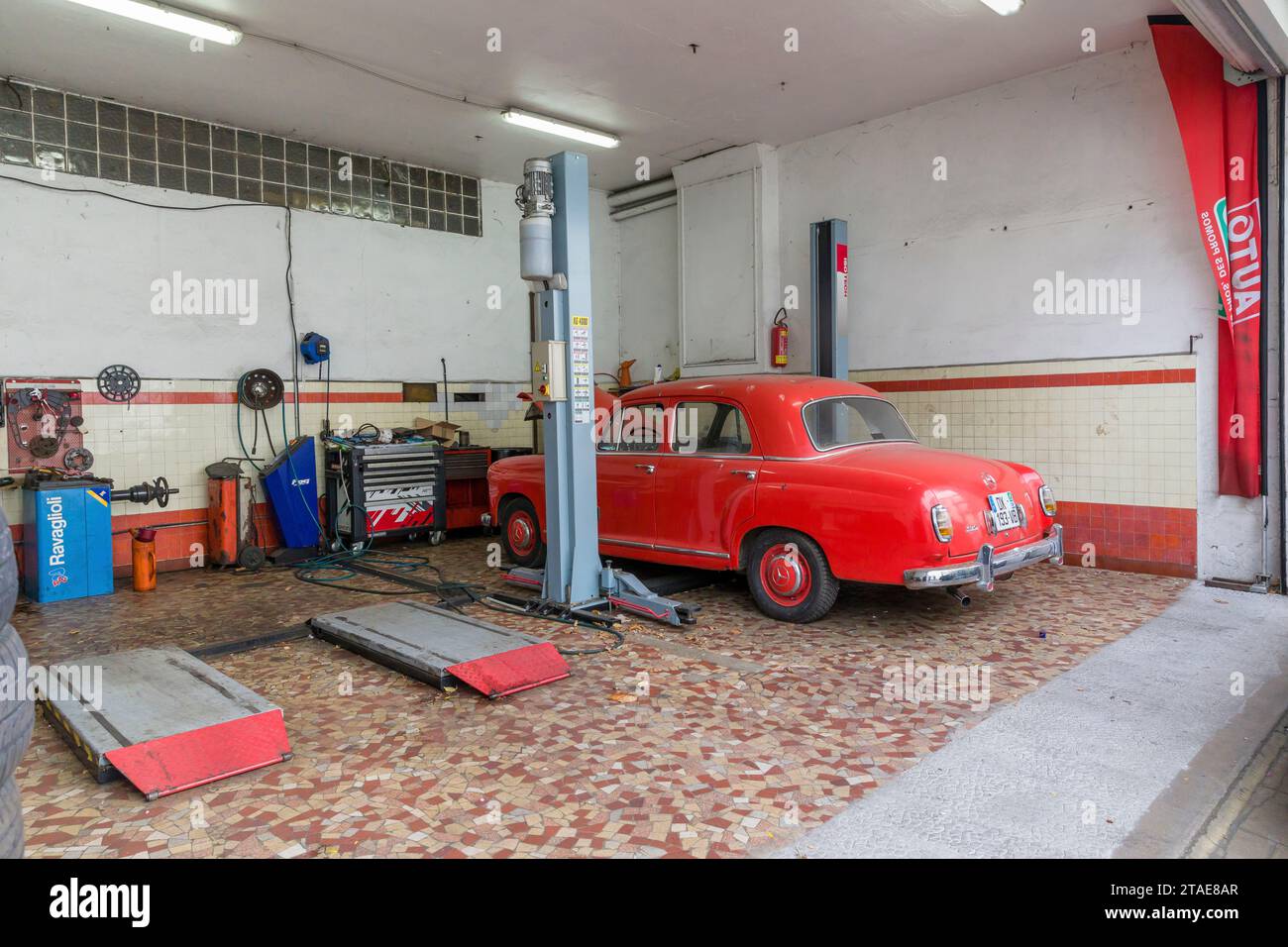 Old fashioned garage hi-res stock photography and images - Alamy