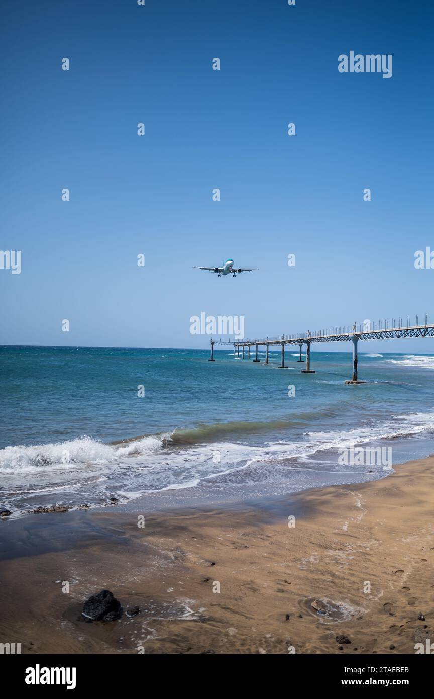 Jet airplane landing in lima hi-res stock photography and images - Alamy