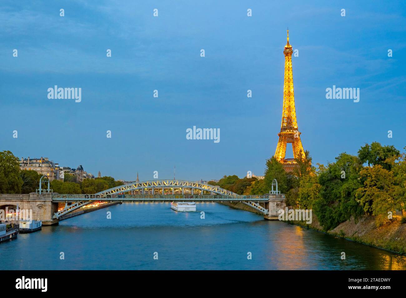 France, Paris, Beaugrenelle district, the Front de Seine, Cygnes Island ...