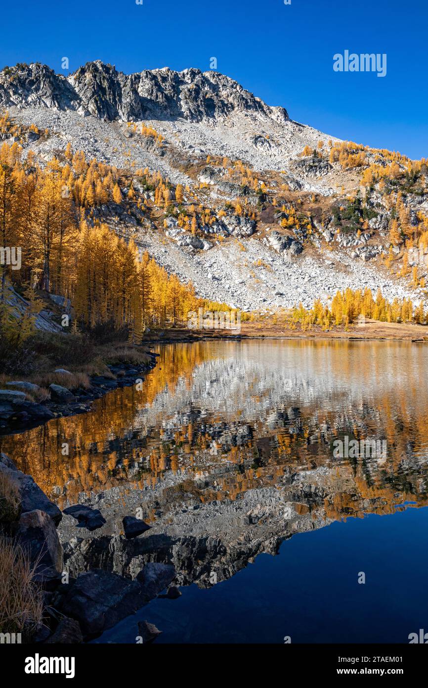 Lake reflecting colorful fall trees hi-res stock photography and images ...