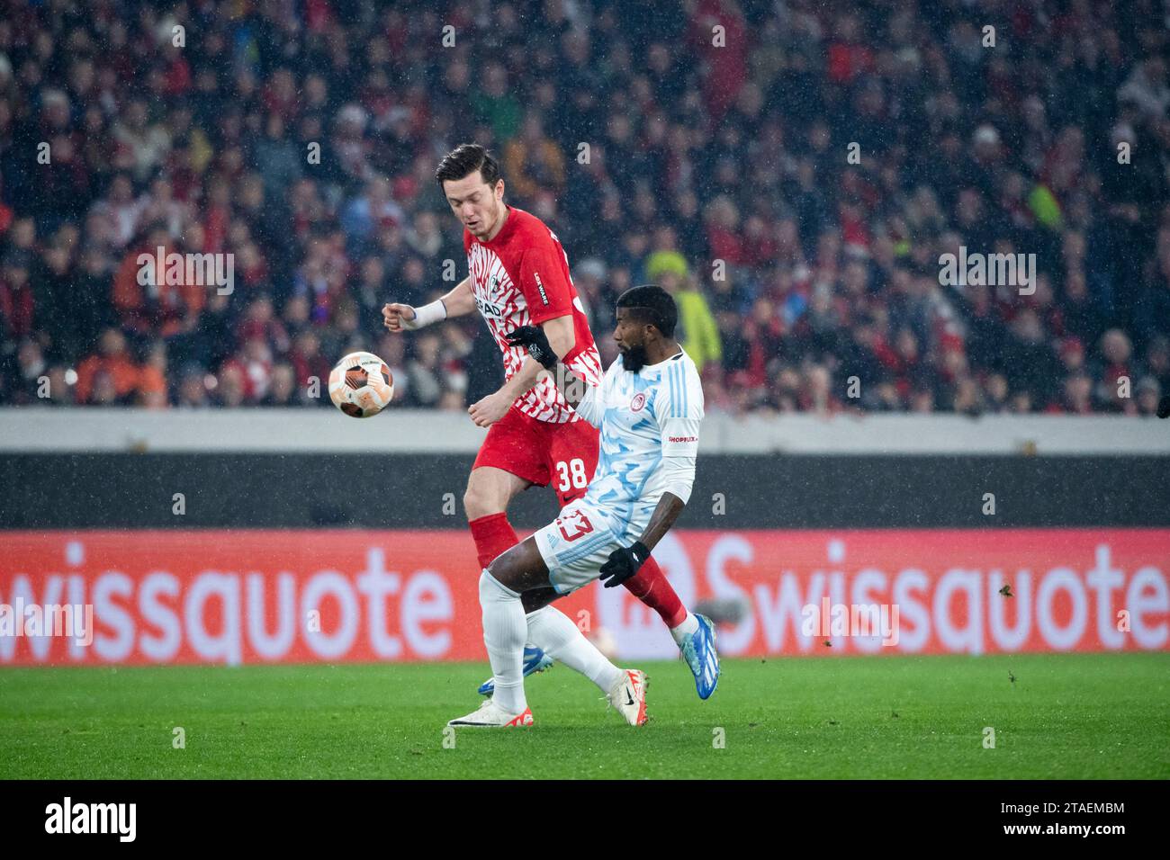 Michael Gregoritsch (SC Freiburg, #38) im Zweikampf mit Rodinei ...